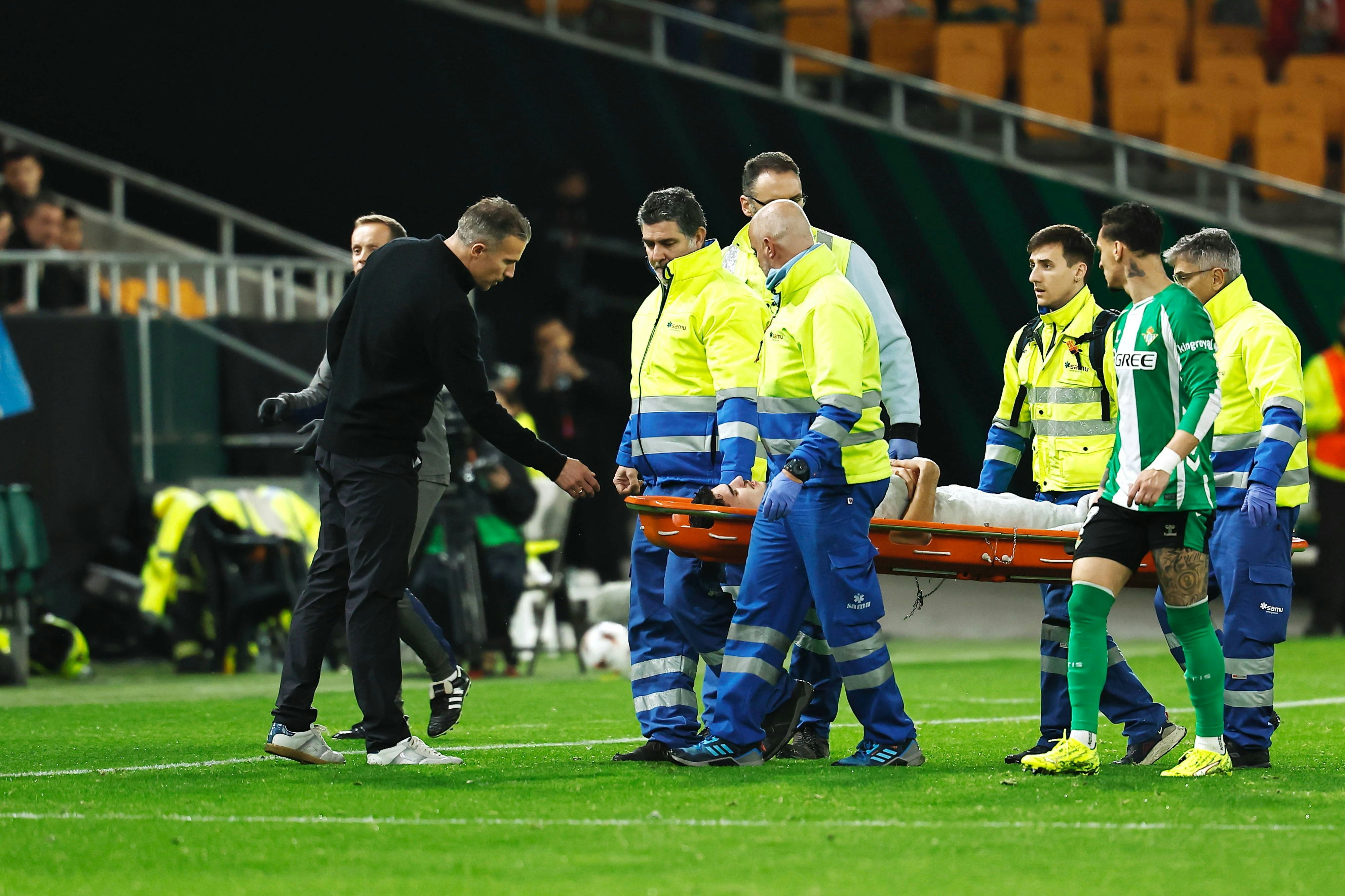 „Herzzerreißend“: Fußball-Legende muss schwer verletzten Sohn auswechseln