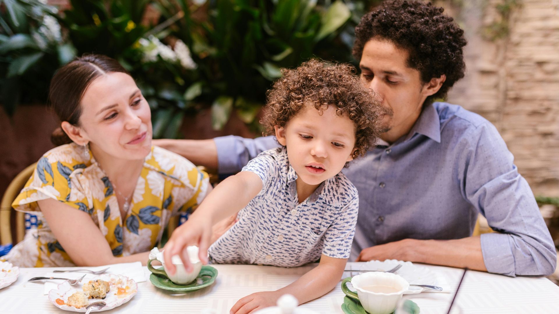 20 tips for dining out with young kids