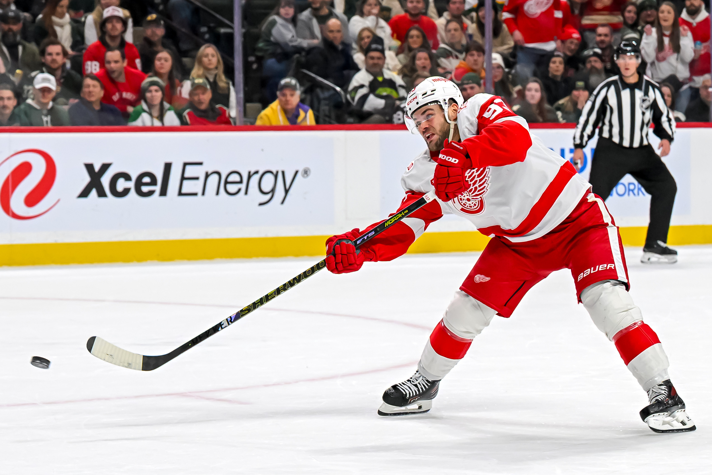 Red Wings’ DeBrincat scores last-minute tying goal off bizarre bounce