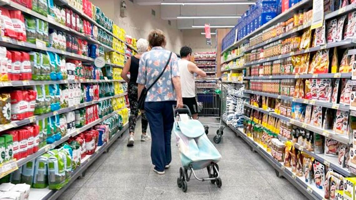 Encuesta: casi el 60% de los argentinos se endeuda para hacer frente a ...