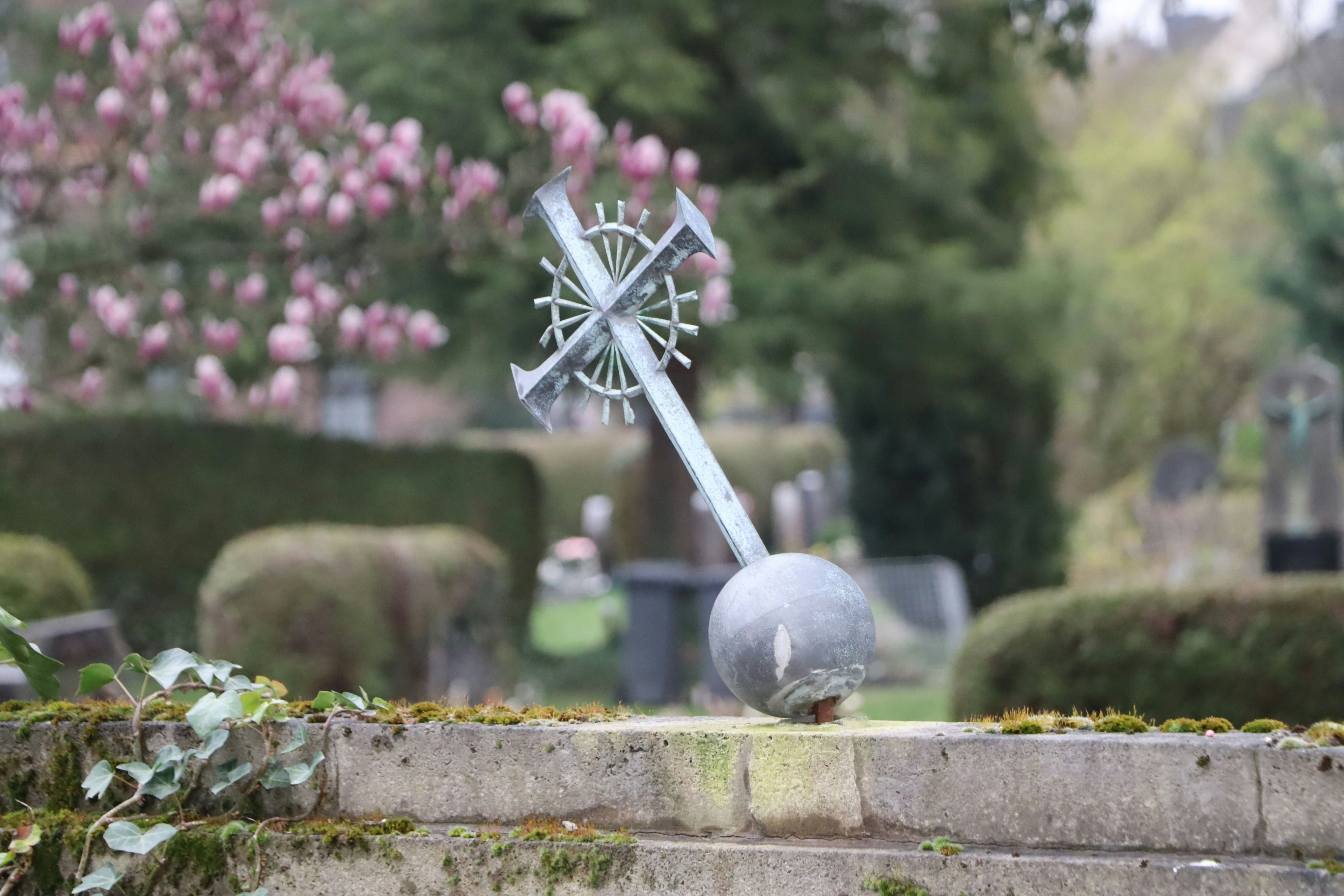 Polizei ermittelt: Metalldiebe stehlen Grabschmuck auf Friedhof in ...