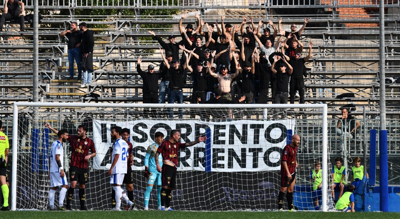 Ultras del Sorrento tentano irruzione in comune, 10 tifosi identificati