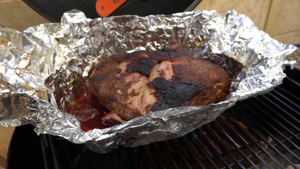 How to smoke pork butt in a charcoal BBQ to make pulled pork