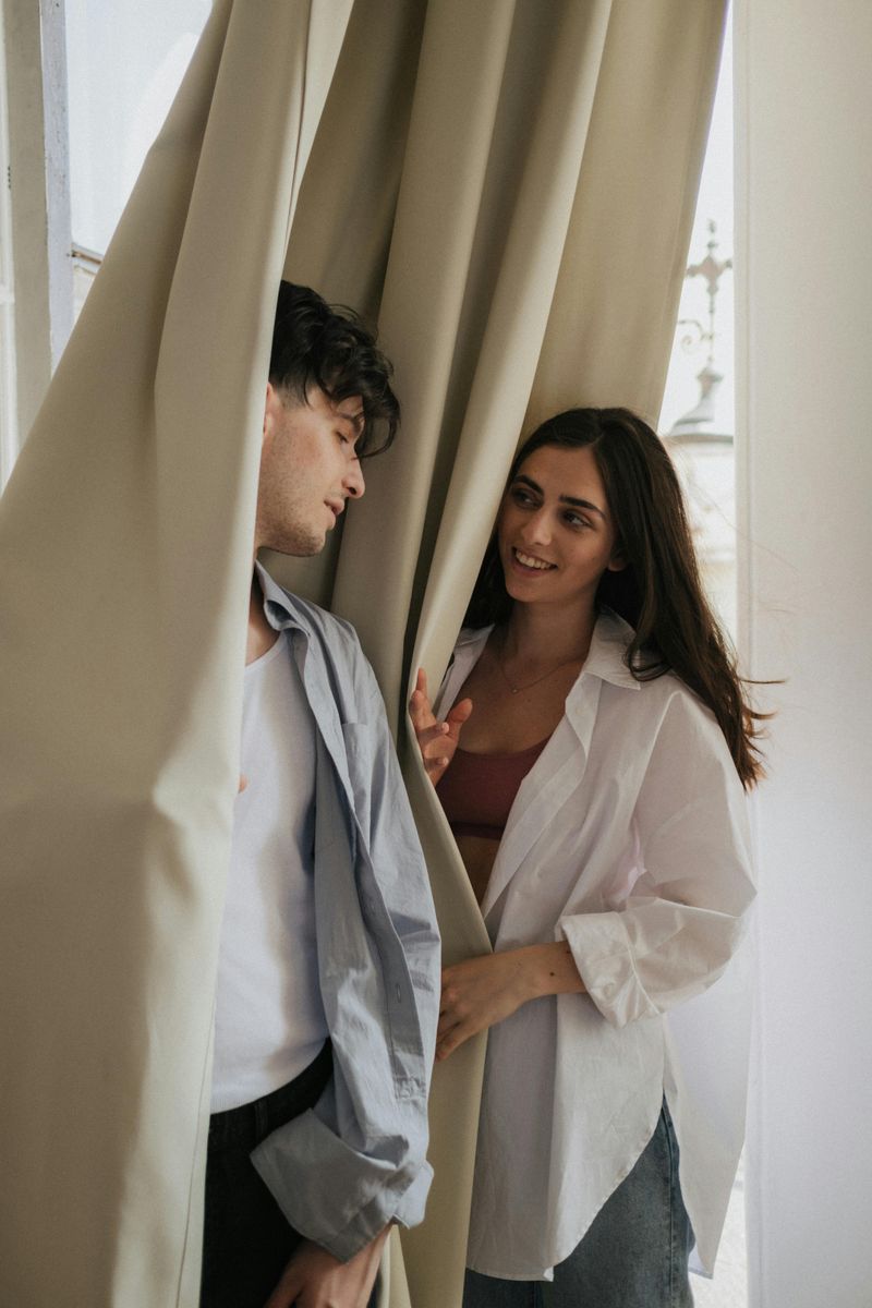 12 things men do when they're keeping their options open