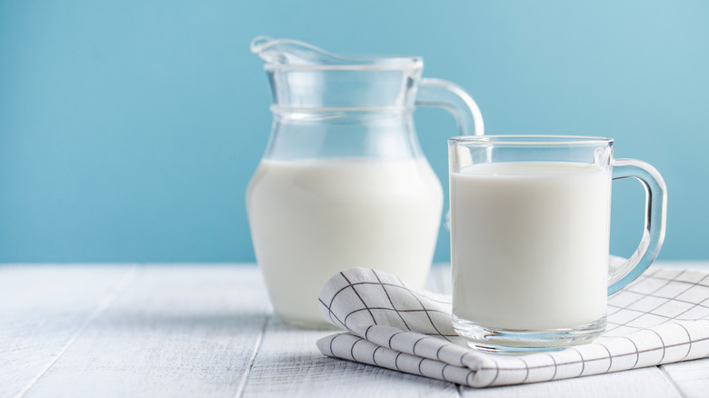 14 liquids to add to scrambled eggs (and what they do)