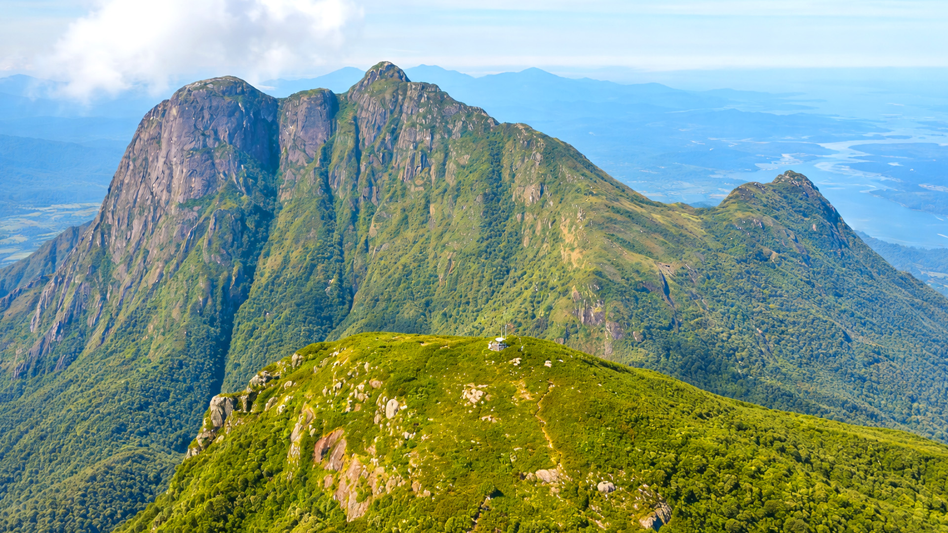 Crestas verdes en las montañas de Pico Caratuva