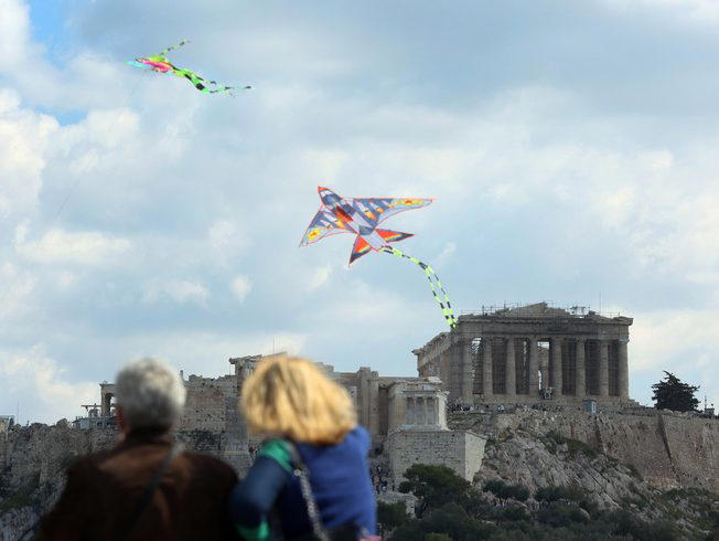 Ανοίγει το Τριώδιο - Πότε θα τσικνίσεις και πότε θα πετάξεις χαρταετό