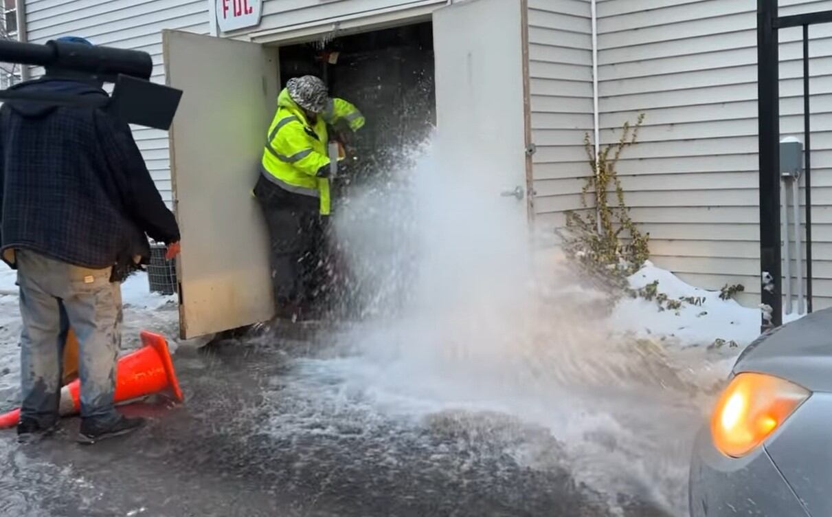 Water gushes out of downtown apartment after pipe freezes
