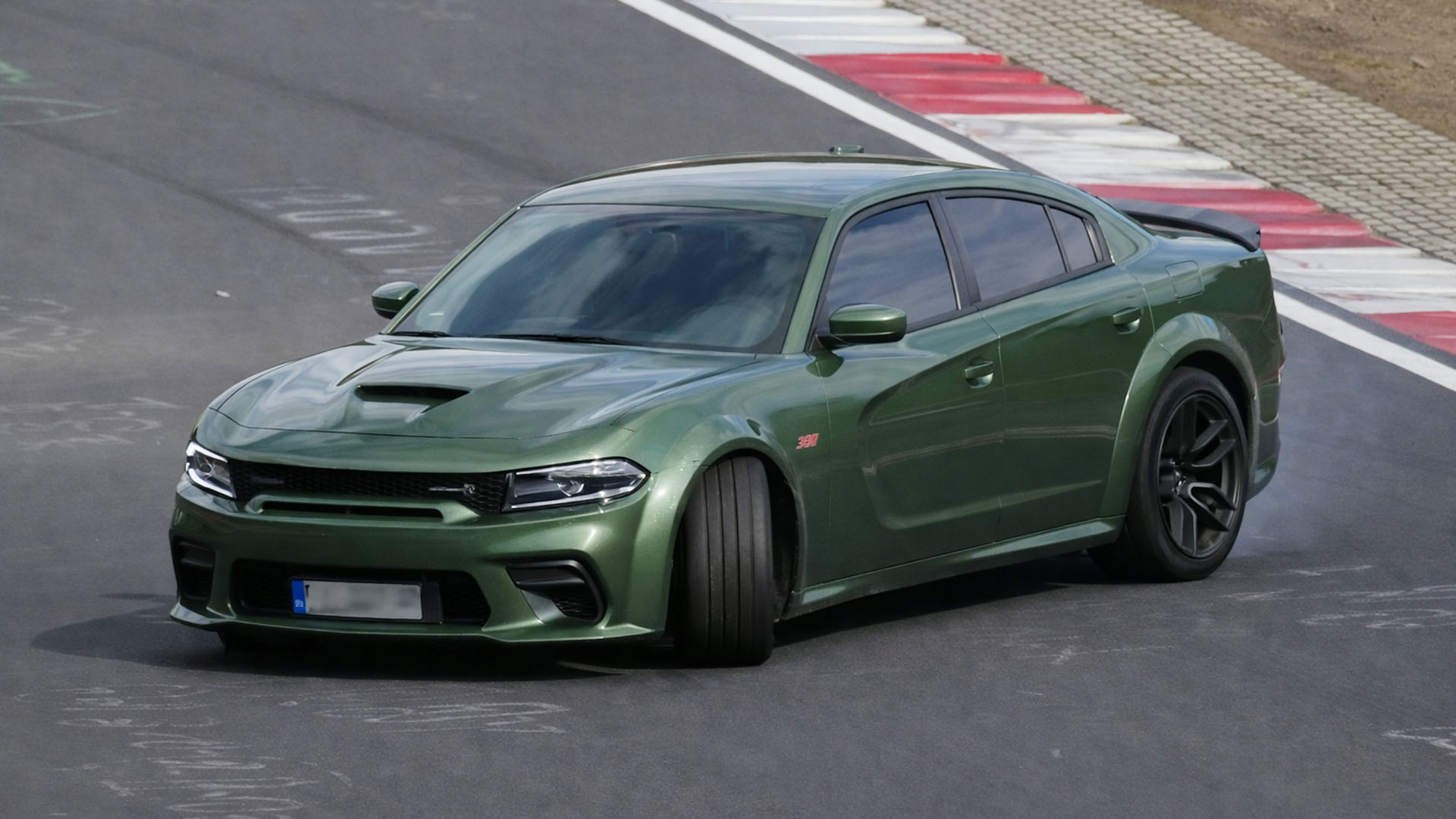 Drivers go full throttle and slide at Nürburgring