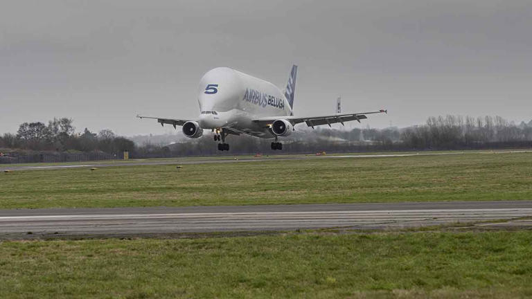 Airbus mengucapkan selamat tinggal pada A300-600ST BelugaST setelah ...