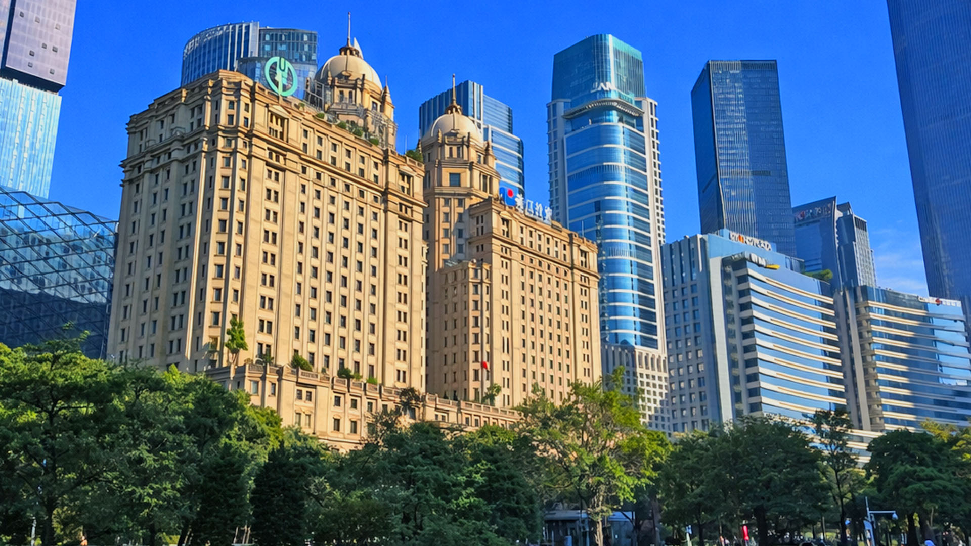 Un antiguo edificio resiste en el centro de Guangzhou