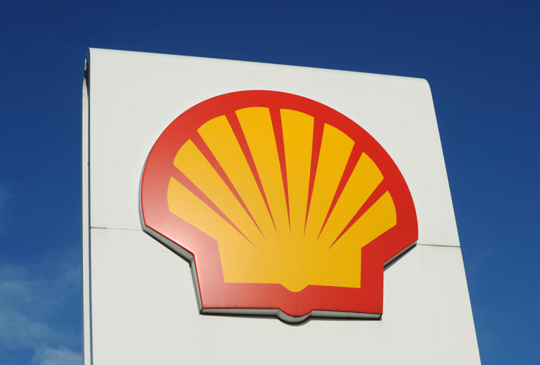 What impact will last year’s oil price slump have on Shell’s earnings?