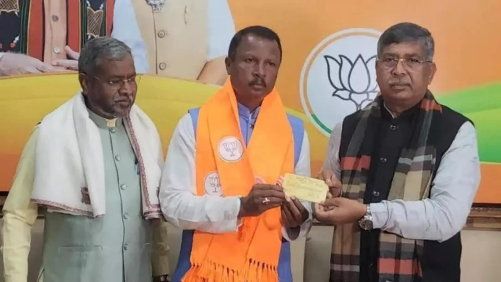 JMM विधायक दशरथ गगराई के भाई विजय BJP में शामिल, नगर परिषद चुनाव लड़ेंगे