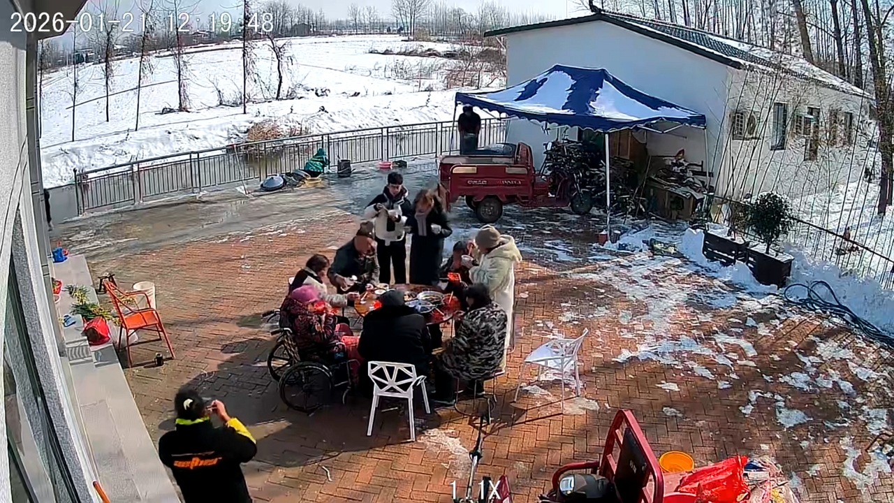 Family startled by falling roof snow during meal in Henan, China