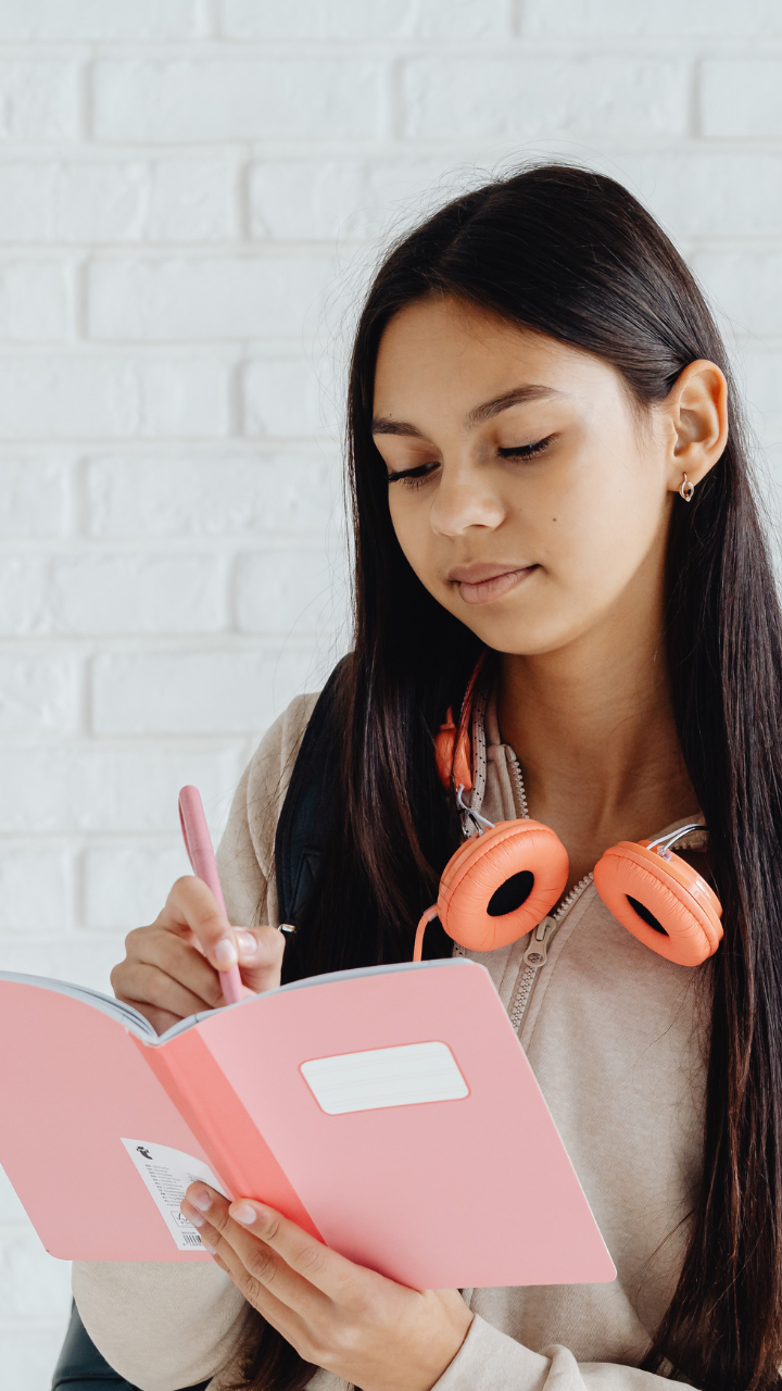 If reading is a joy or a chore: What kids learn from their language teacher