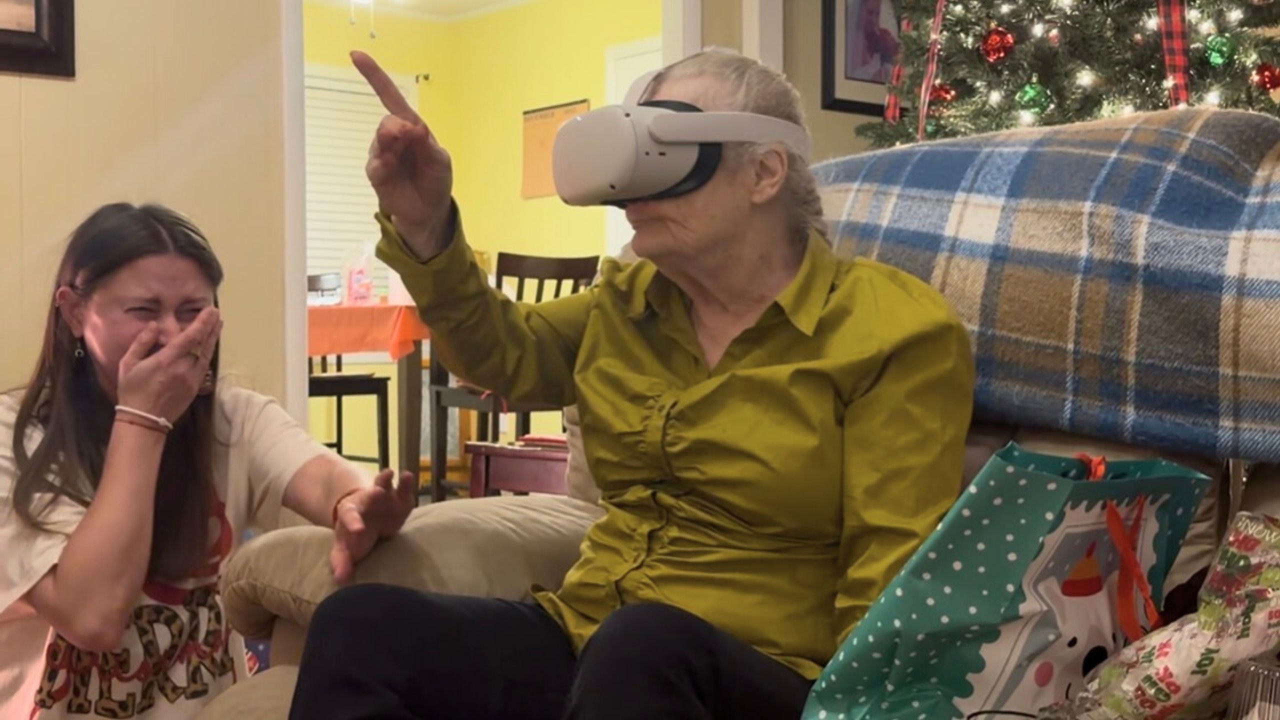 Family share hilarious clip of stunned aunt trying VR headset for first ...