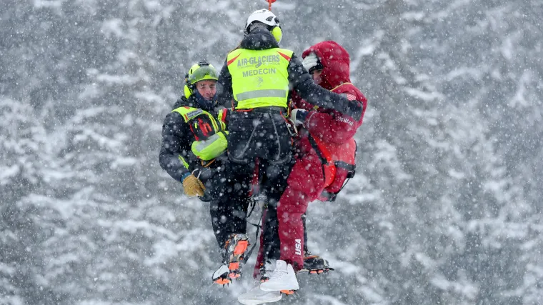 Lindsey Vonn crash updates: Latest news on USA skiing star airlifted ...