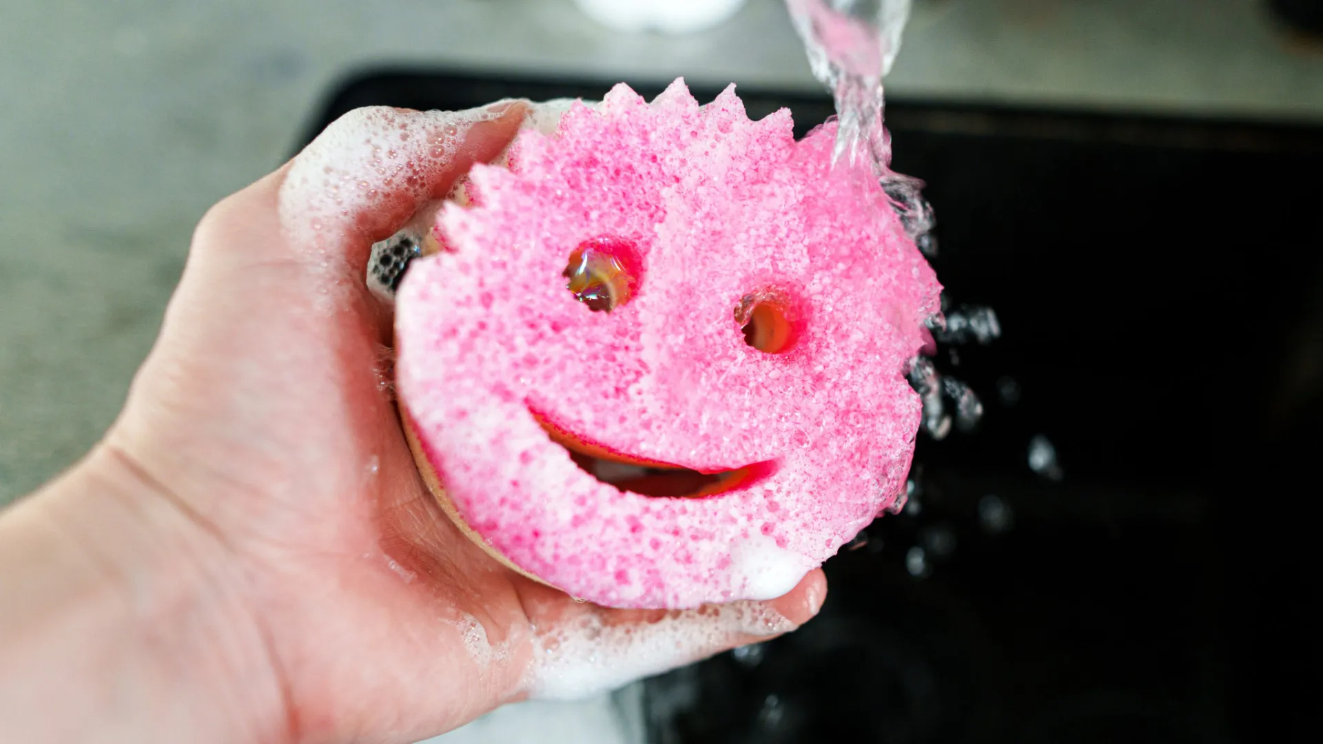 O truque com a esponja da moda que precisa de experimentar ainda hoje