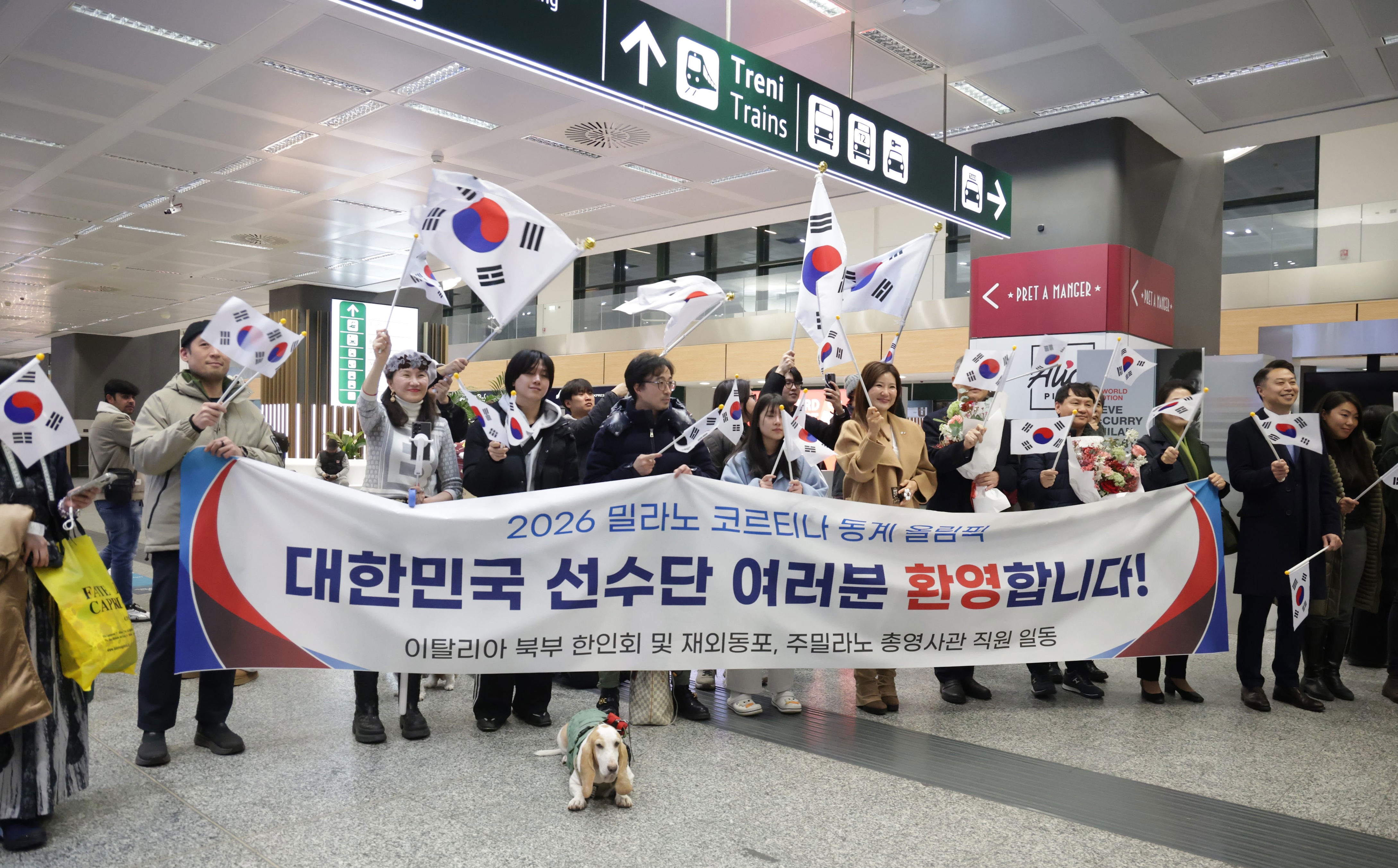 Expatriates greet South Korean athletes in Milan