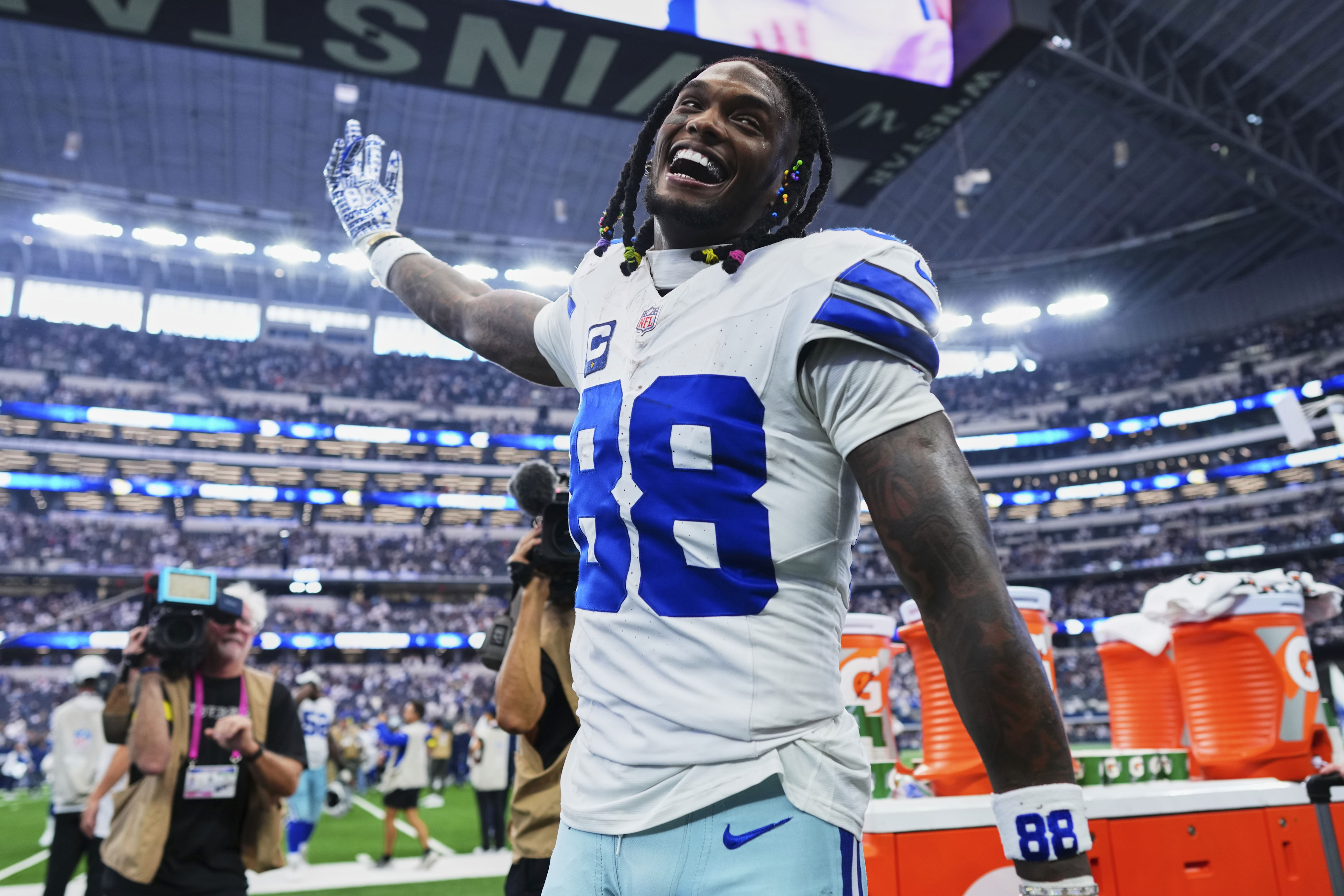 Cowboys WR CeeDee Lamb made an Air Force veteran’s day