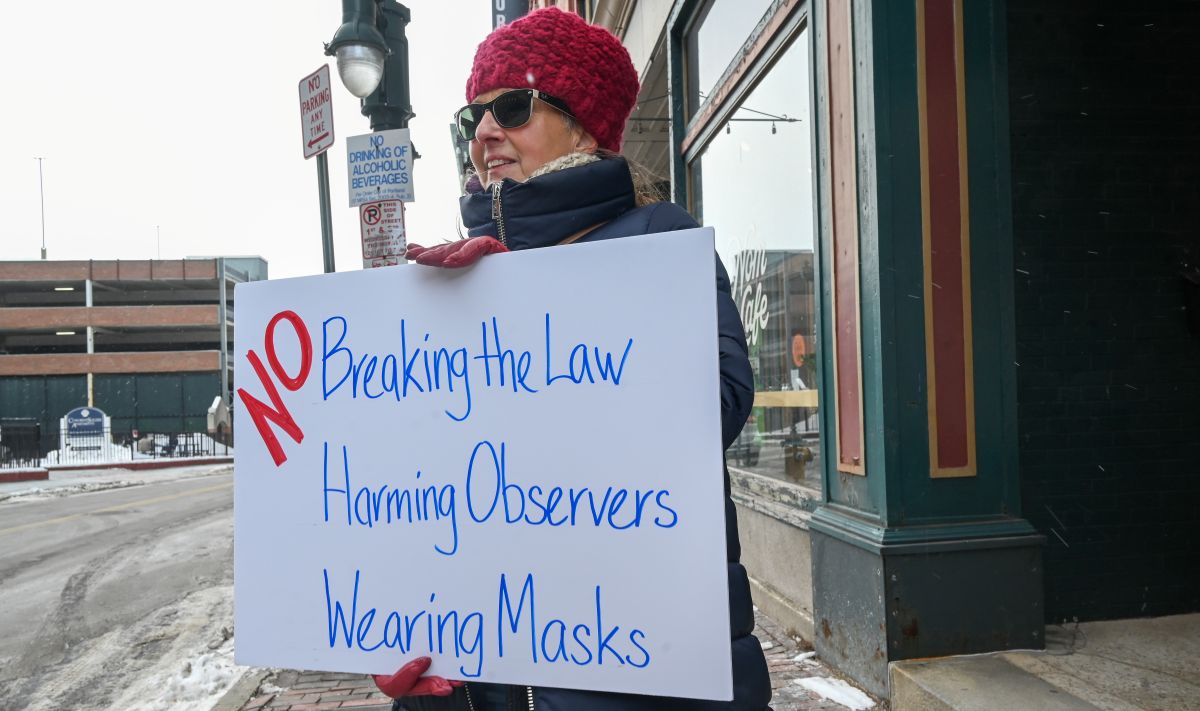 ICE observers say immigration agents tried to intimidate them. One man ...