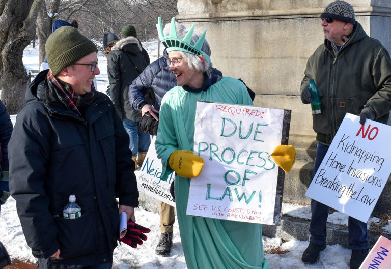 ICE observers say immigration agents tried to intimidate them. One man ...