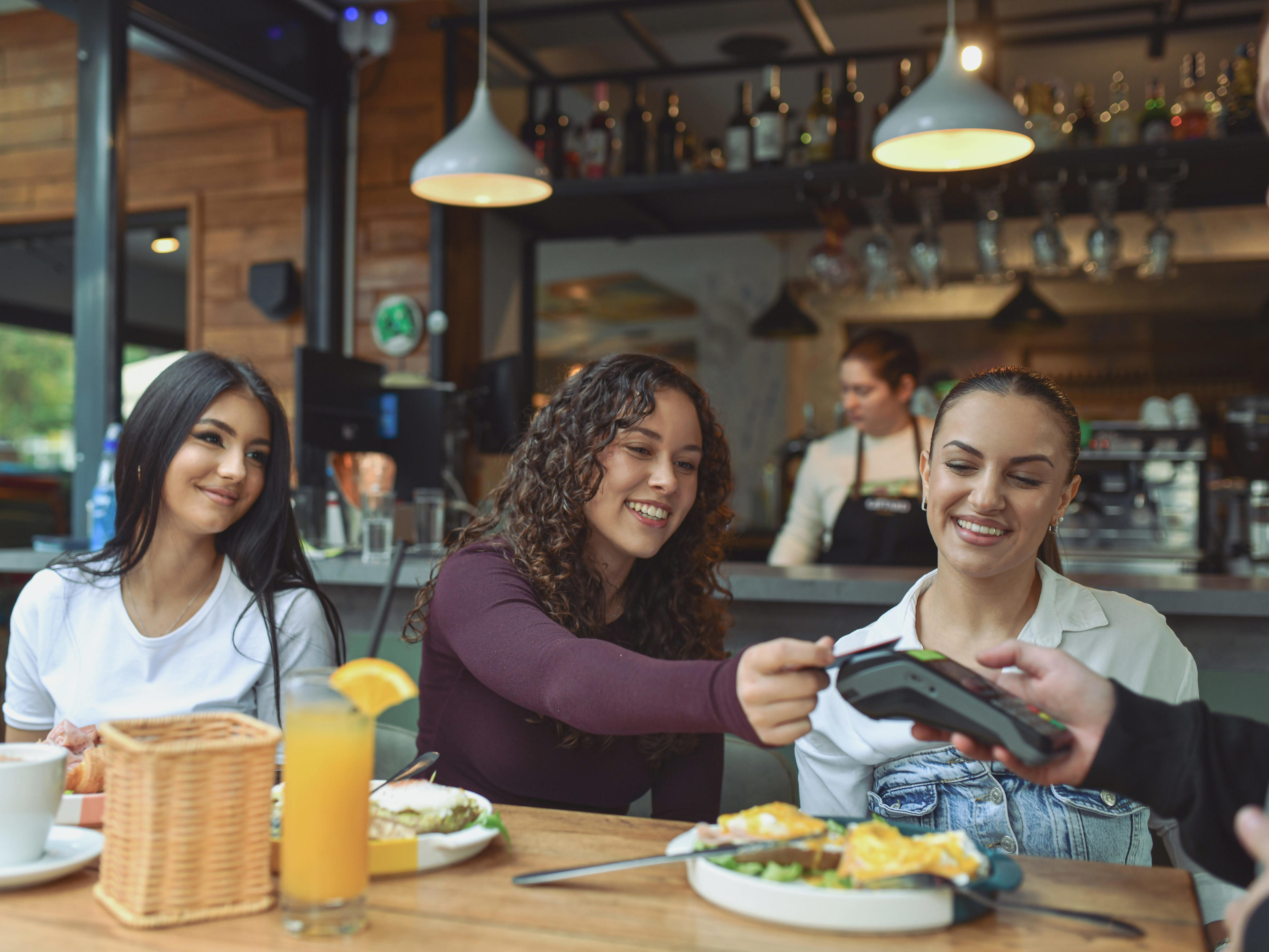 Amex's pricey Platinum card has found its sweet spot: 30-somethings ...