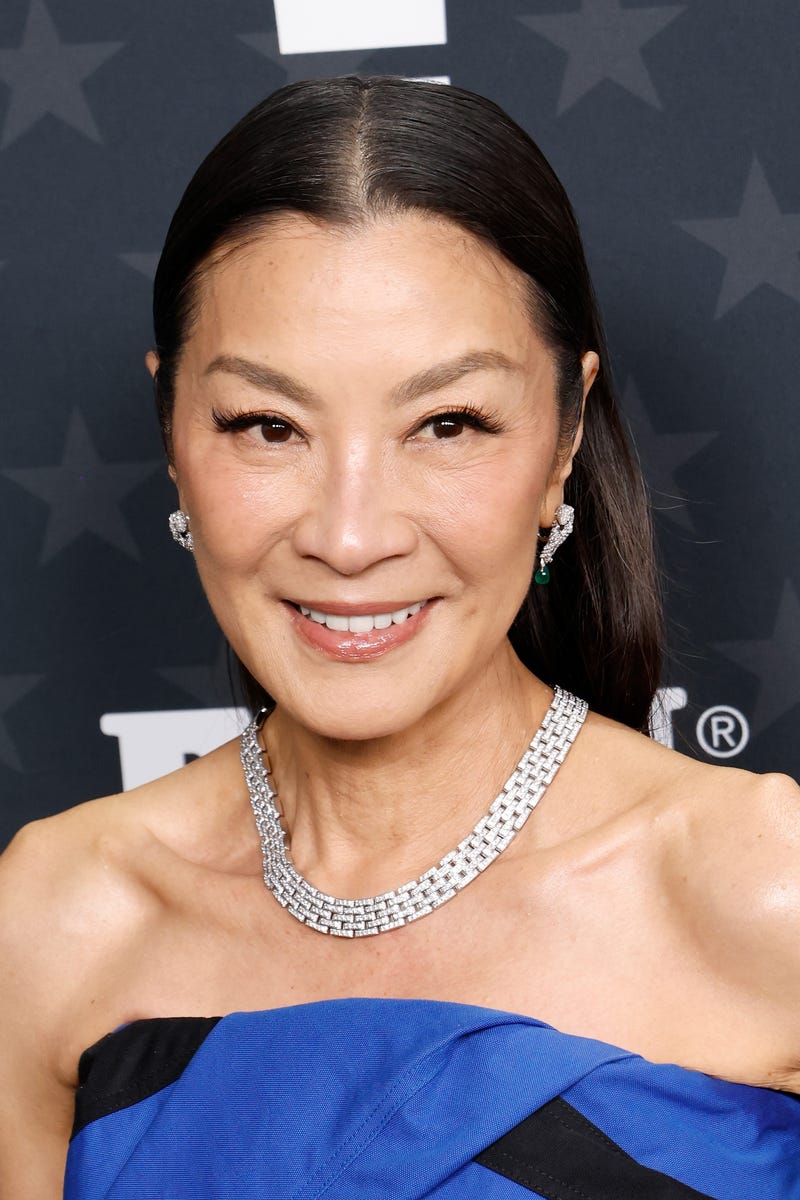 35 medium-length hairstyles for older women that are elegant and effortless