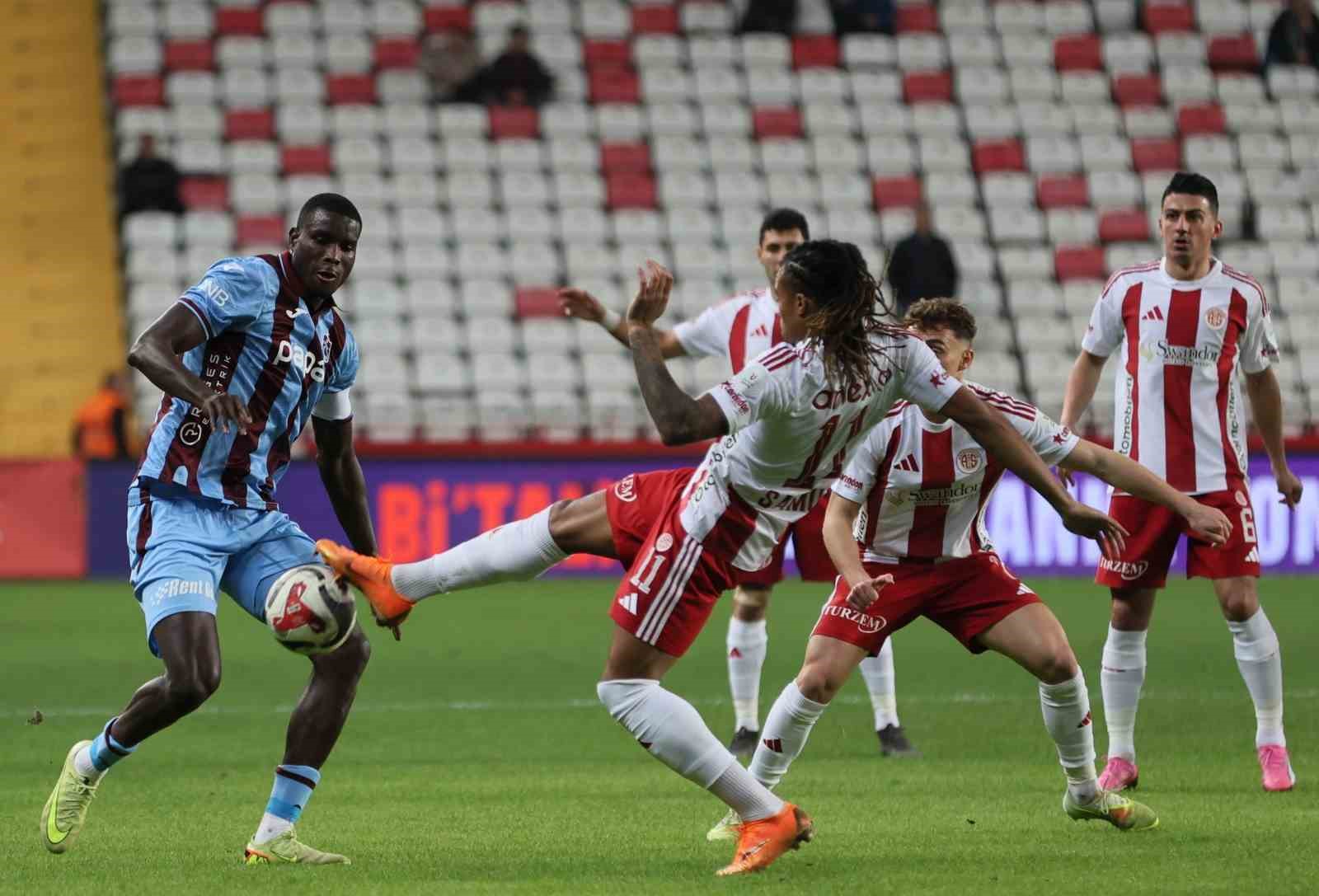 Trendyol Süper Lig: Antalyaspor 1 - Trabzonspor 0 (İlk yarı)