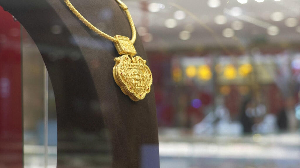 China’s gold boom tempts Shanghai residents to cash in