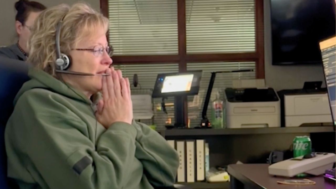 911 dispatcher mom gets emotional when family surprise her on ...