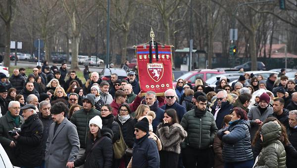 Rap, lacrime e la sciarpa del Toro per l'addio a Davide, morto in via Nizza