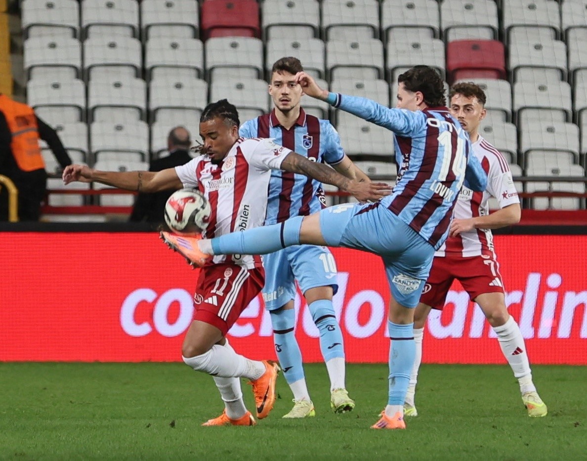 Trendyol Süper Lig: Antalyaspor 1 - Trabzonspor 0 (İlk yarı)