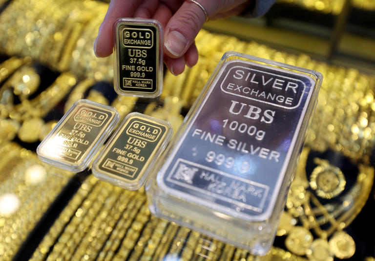 Gold, silver plunge on hawkish Fed nomination