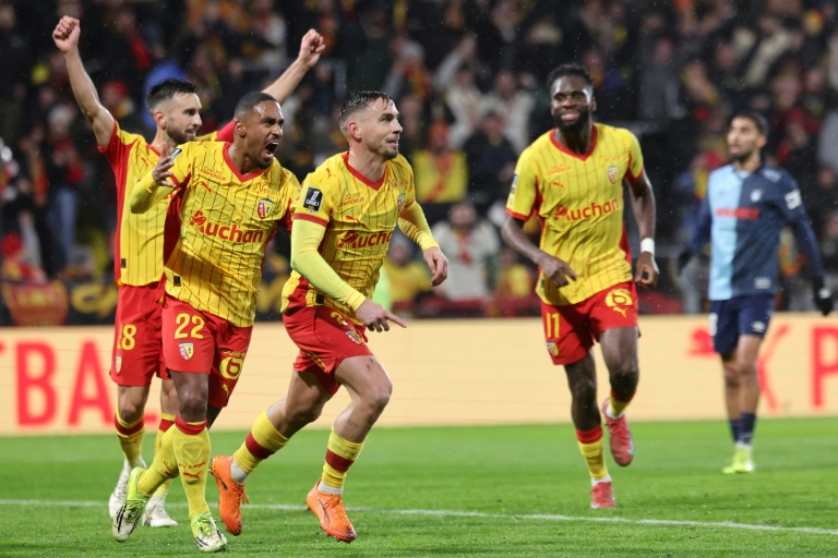 Lens win to reclaim top spot in Ligue 1 from PSG