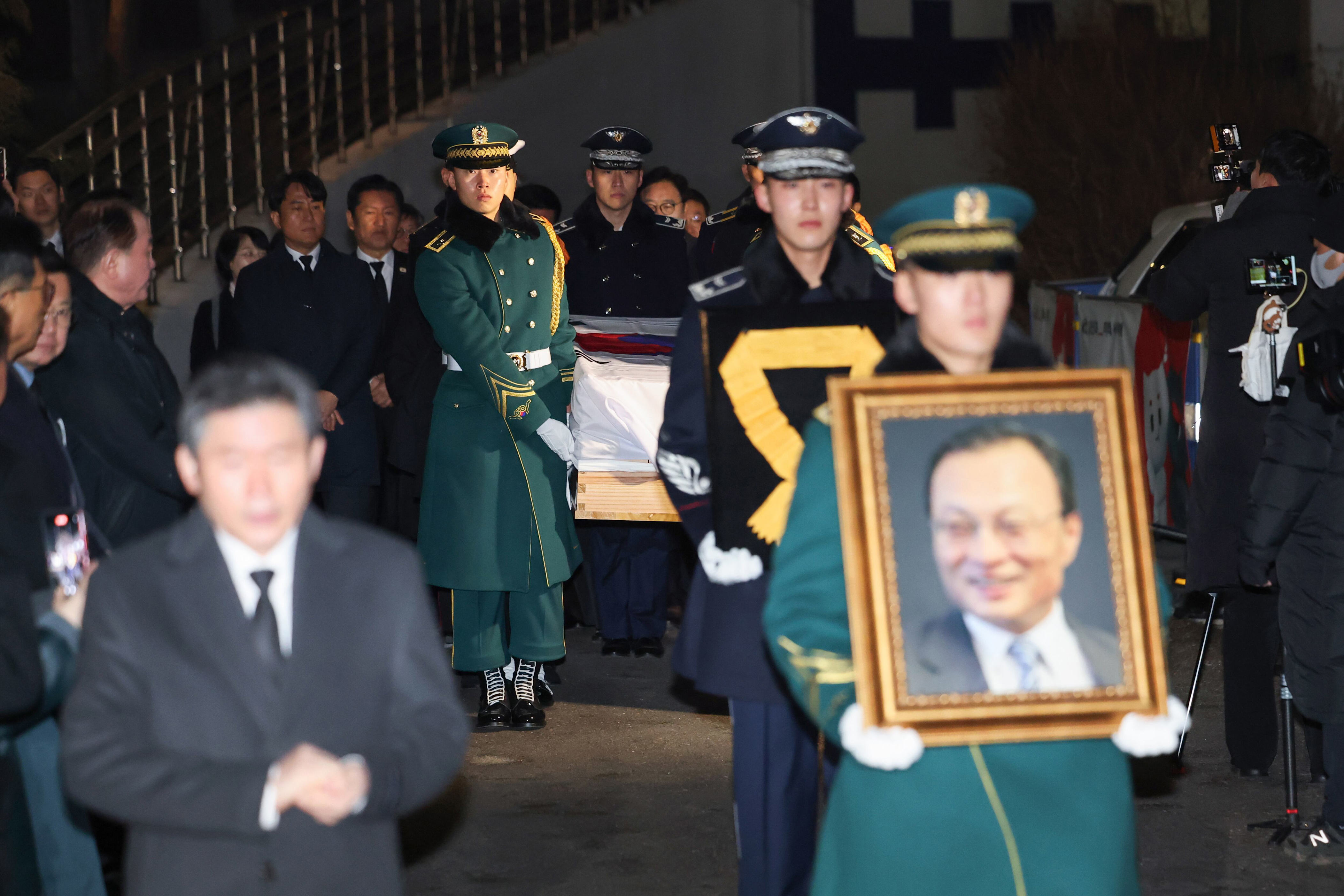 Late Prime Minister Lee Hae-chan's funeral procession held