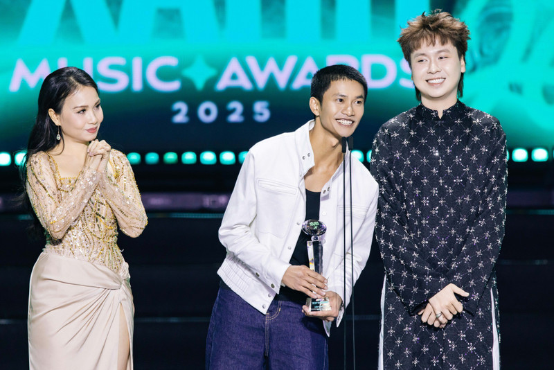 Trấn Thành hát 'Tái sinh' so kè Tùng Dương; Nguyễn Hùng, Hòa Minzy càn ...