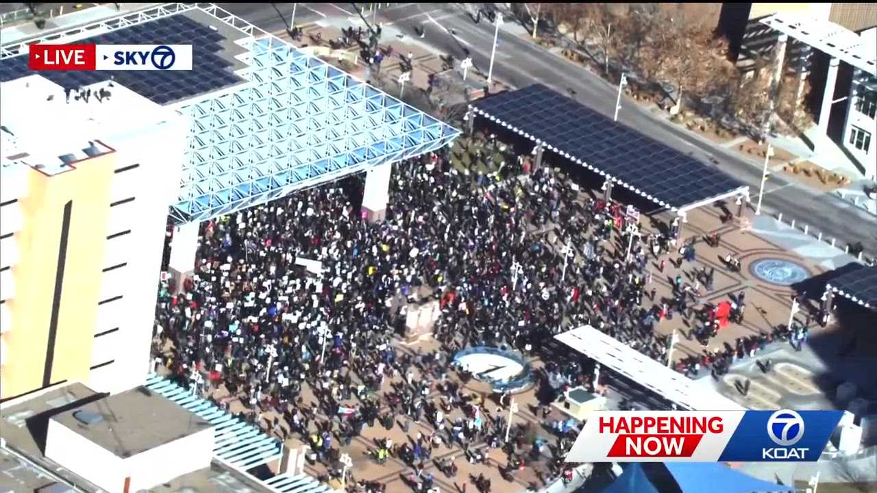 Large crowd gathers to protest ICE in Albuquerque