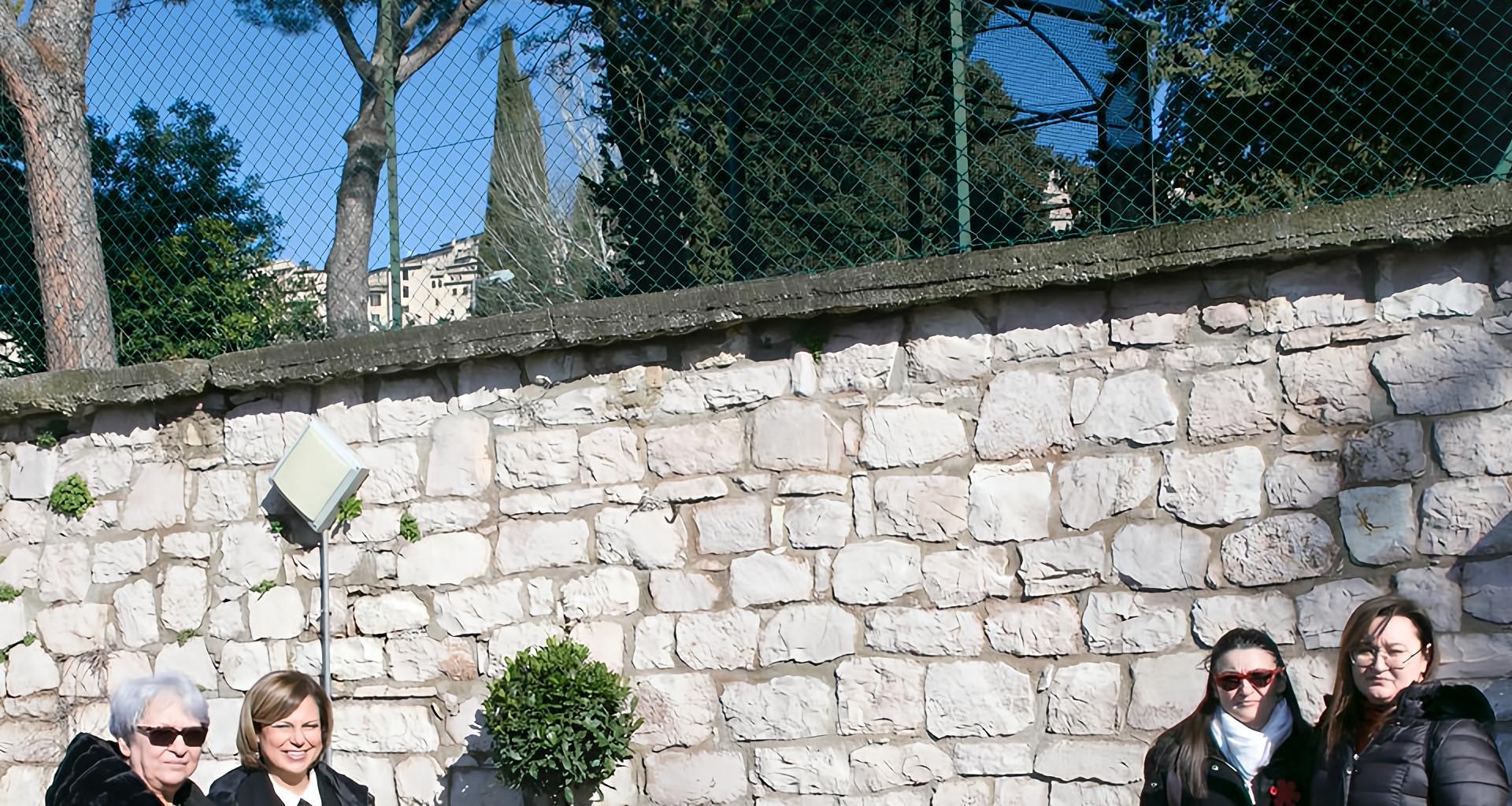 Assisi, panchina rossa per Eliza: "L’amore non è violenza ma libertà"