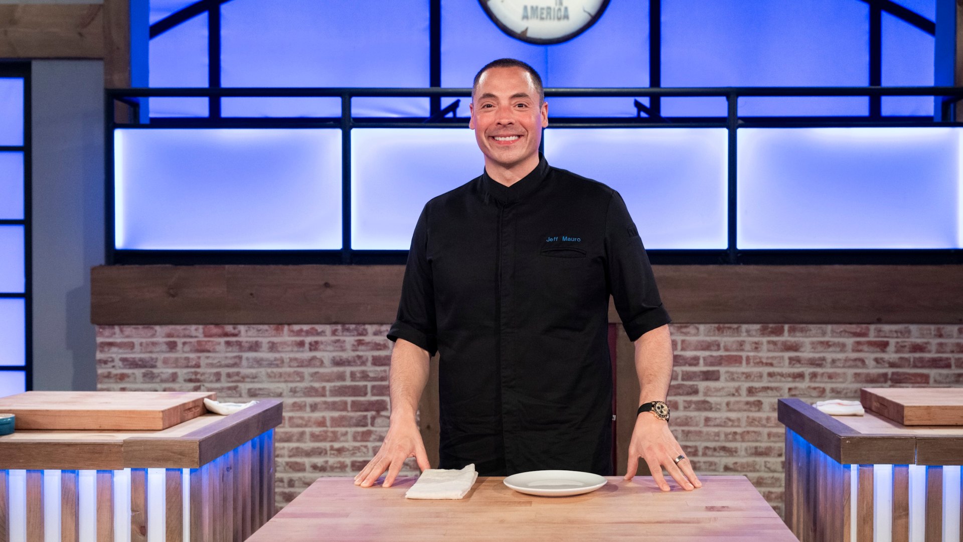 Food Network's Jeff Mauro shares the perfect Chicago deep-dish pizza