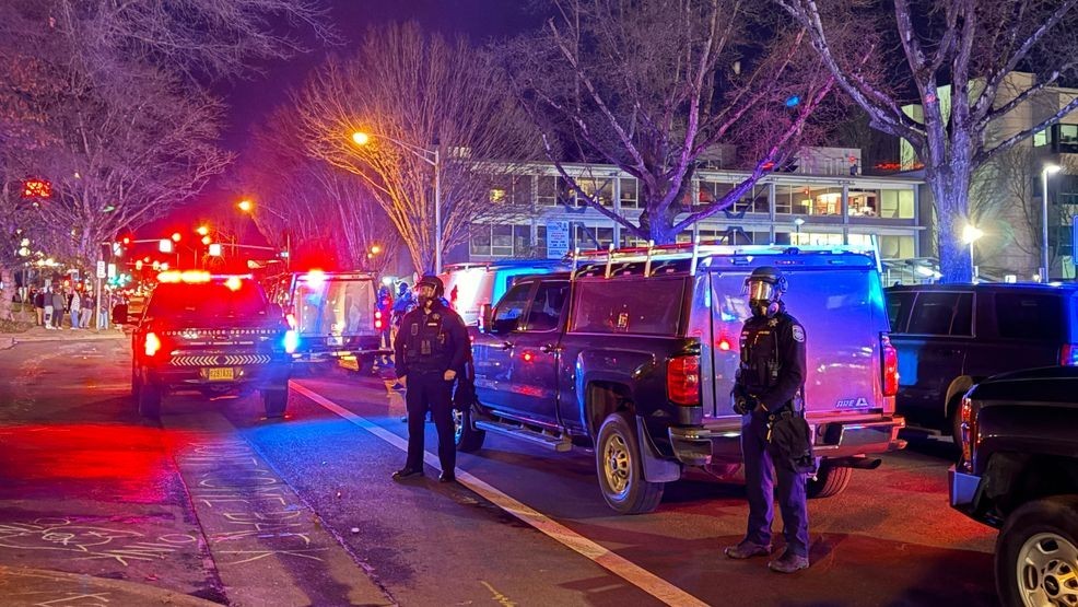 Eugene police declare riot outside federal building, order crowd to leave