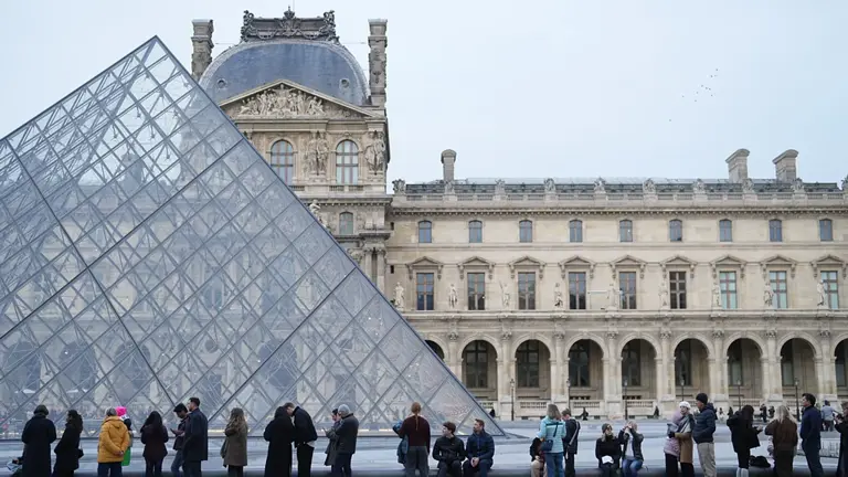 Cost of travel: why foreign tourists pay more than locals