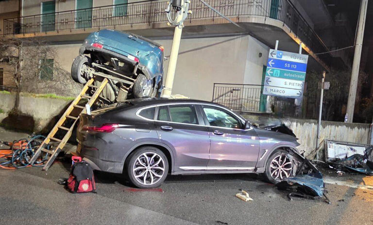 Schianto nella notte a Milazzo, tre giovani incastrati tra le lamiere ...