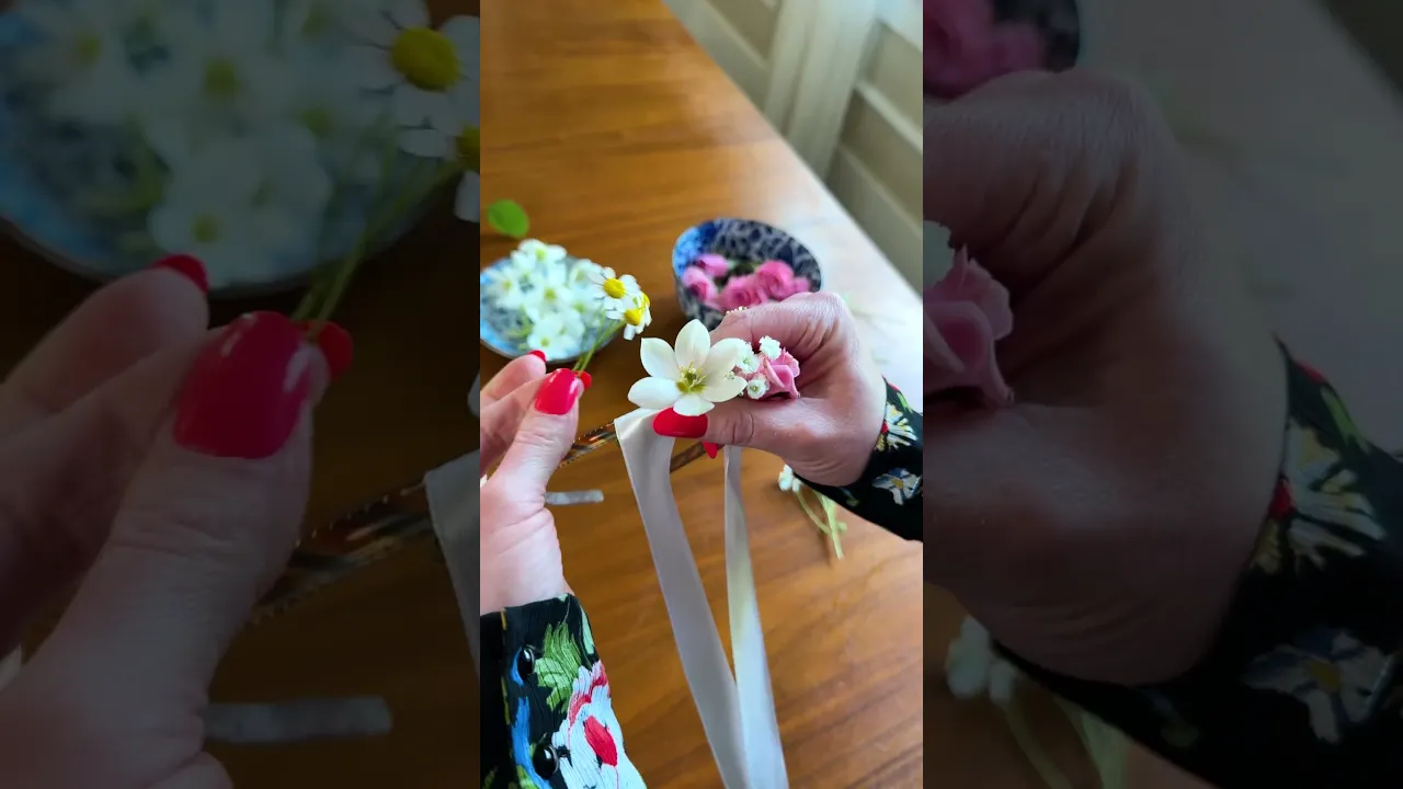 Easy way to make a flower crown! 🌸 #weddingflowers #flowercrown # ...
