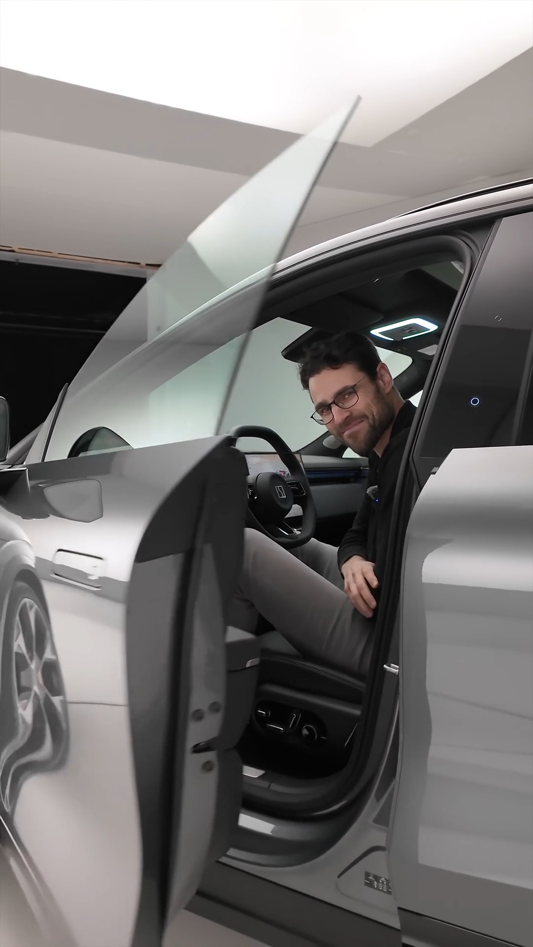 How do the automatic doors on the Zeekr 7X work?