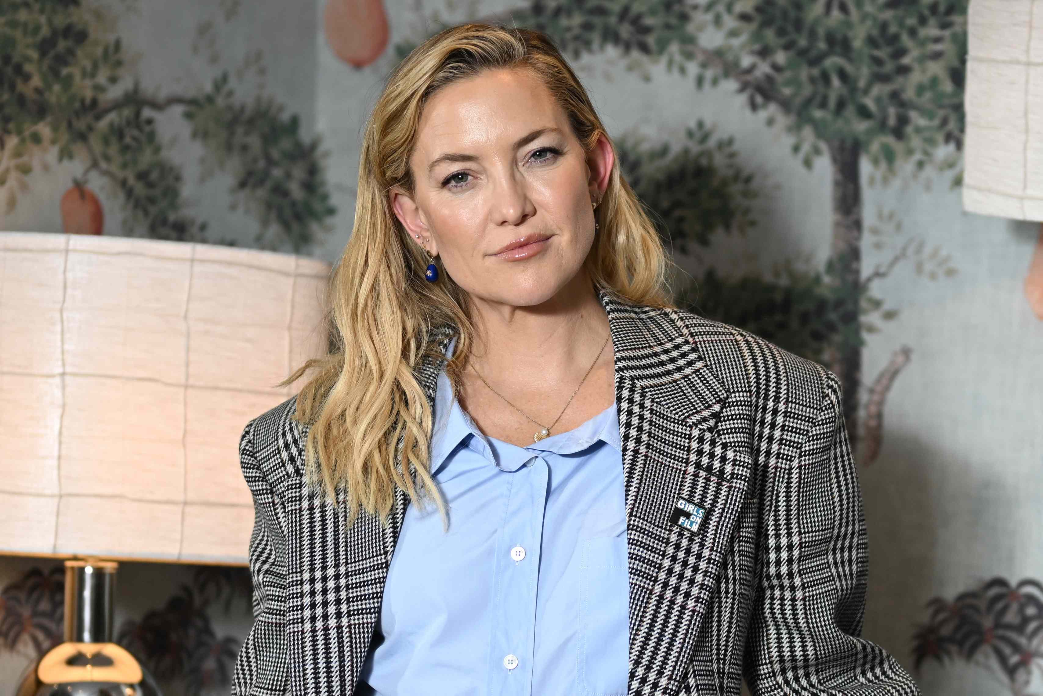 Kate Hudson pairs her mismatched suit and deep millennial side part ...