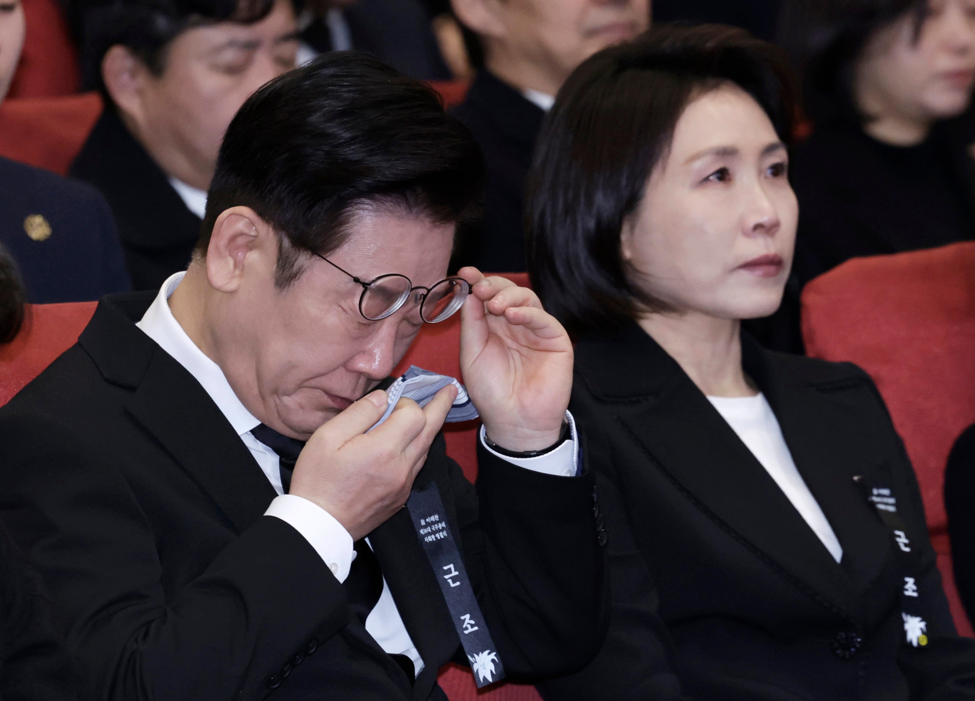 President Lee Jae Myung wipes tears at late Prime Minister Lee Hae-chan ...