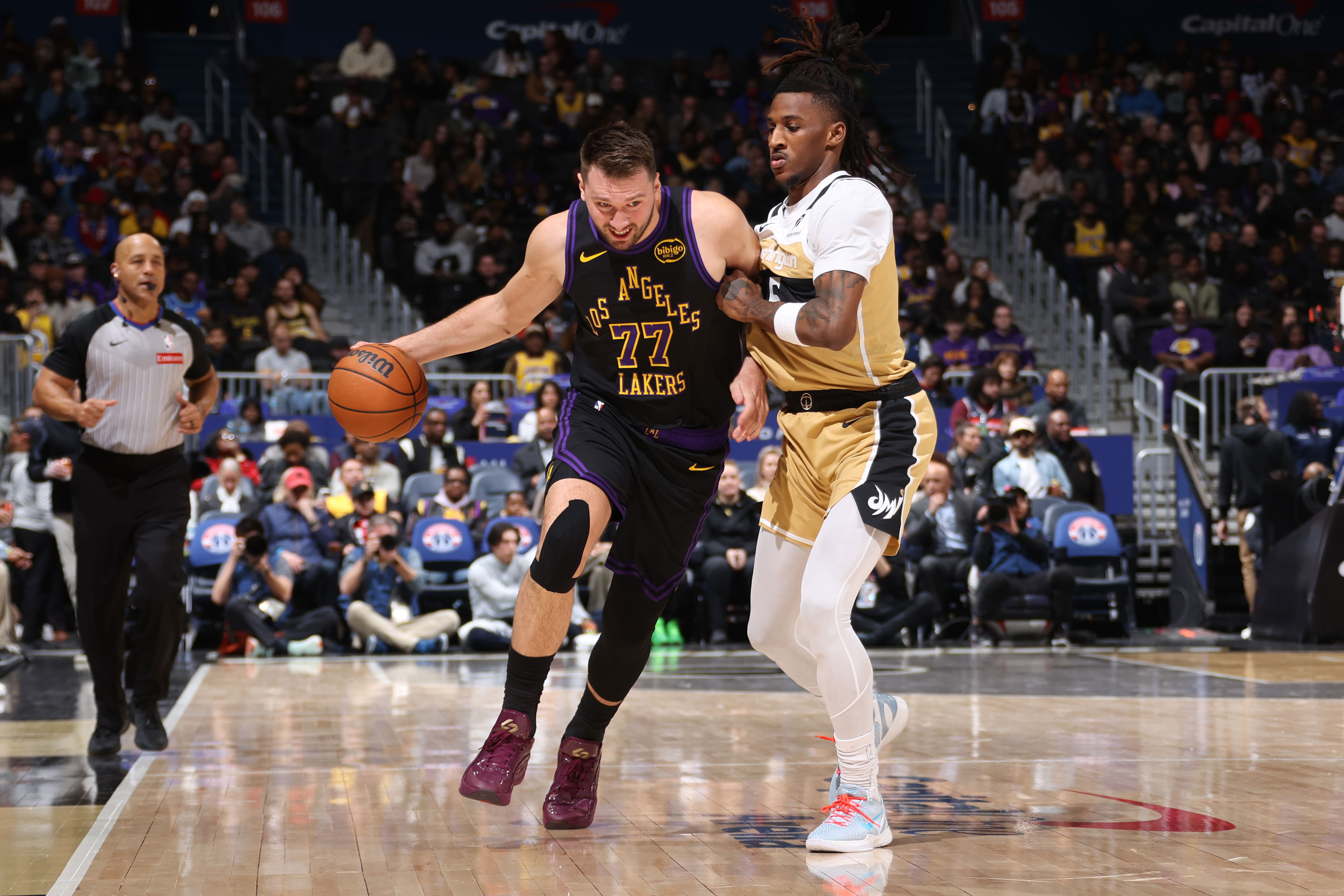 Lakers easily beat Wizards on the road