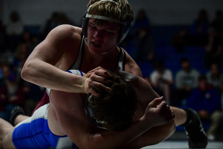 P’burg wrestling pummels Warren Hills with 9 pins