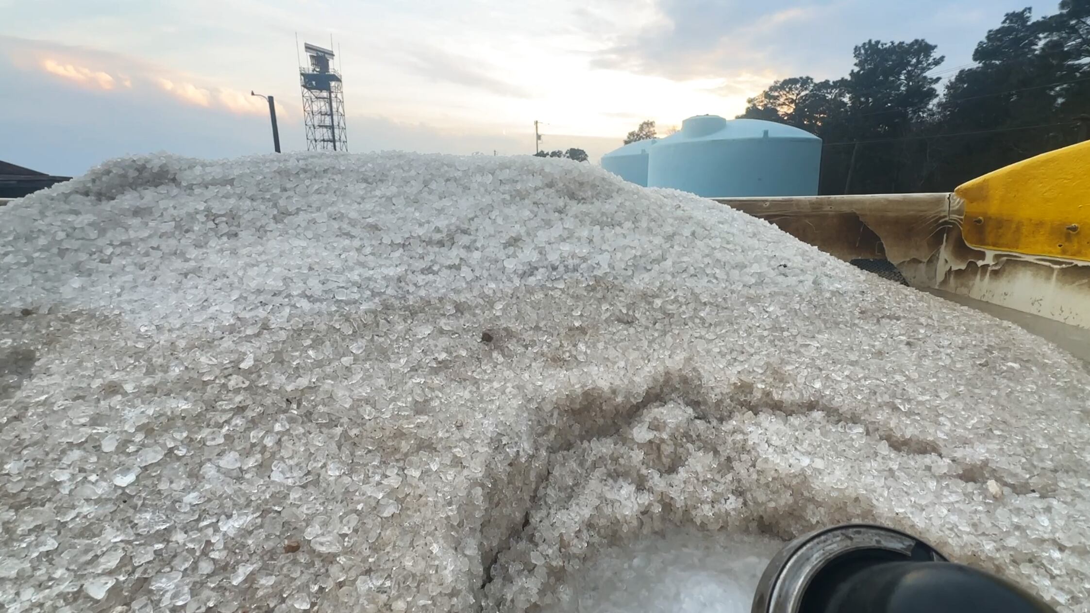 Ga., SC crews treating roadways as snow moves in